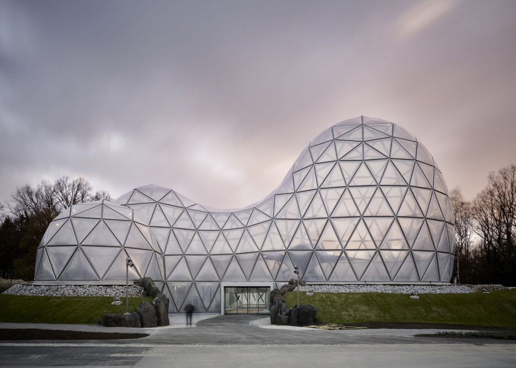 Empfangsgebäude „Mitoseum“ im Saurierpark, Kleinwelka – rimpf